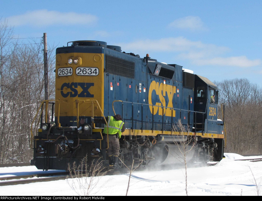 CSX 2634 leaving the yard